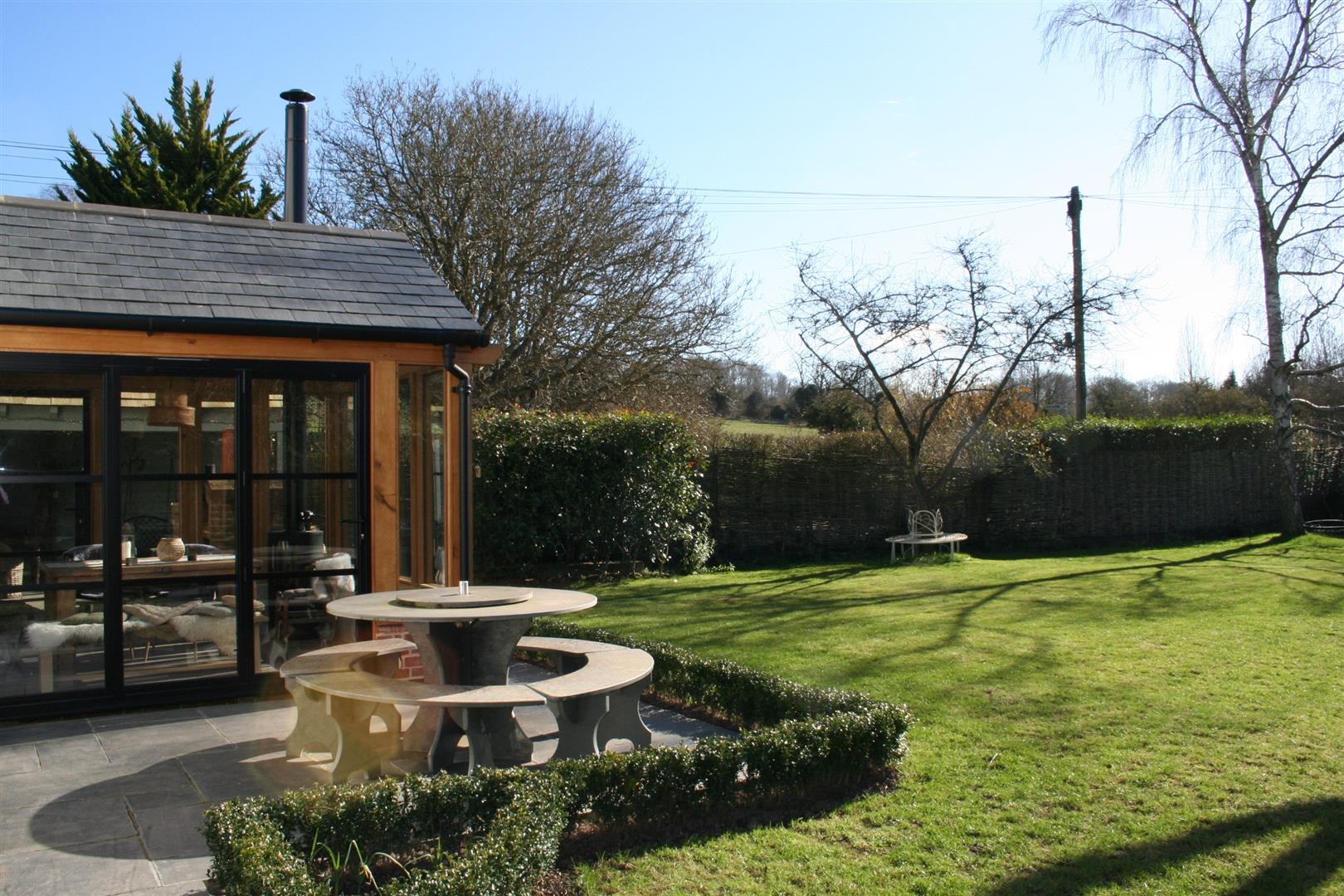 Sacombe Pound, Ware - Prestige & Village